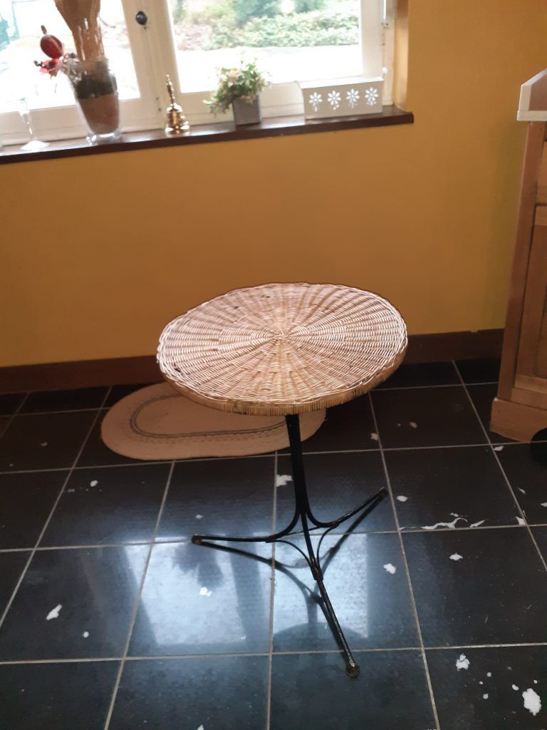 Petite table en osier avec pied en fer | Vendre.be